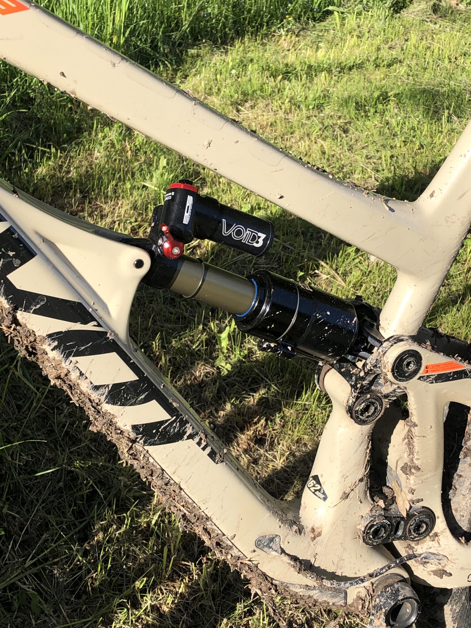 BOS Void 3 – der neue Enduro / DH Luftdämpfer von BOS bei uns im Test